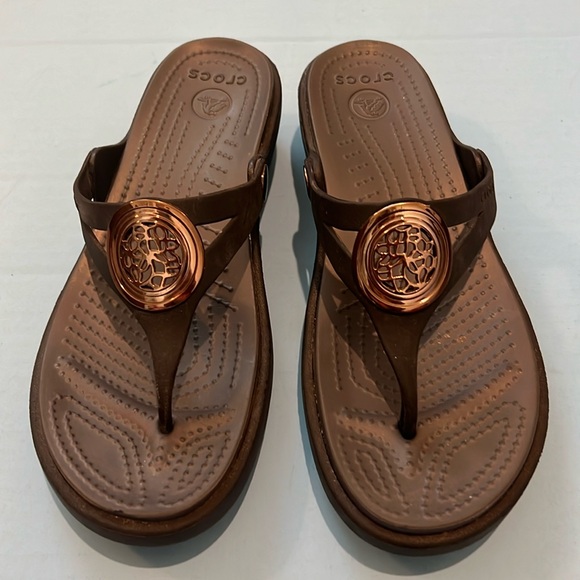 CROCS | Shoes | Crocs Sanrah Liquid Metallic Sandals Womens Sz 6 Beach ...